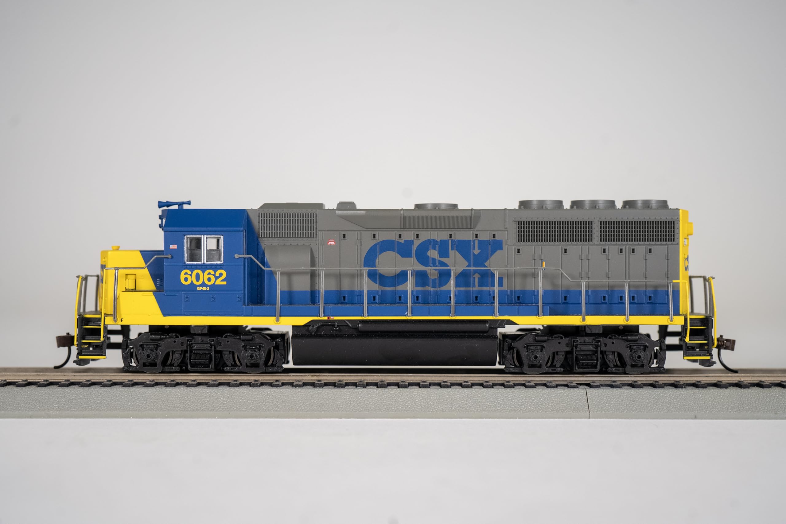 Bachmann Trains - EMD GP40 - DCC Equipped Diesel Locomotive - CSX® #6062 (Bright Future) - HO ...